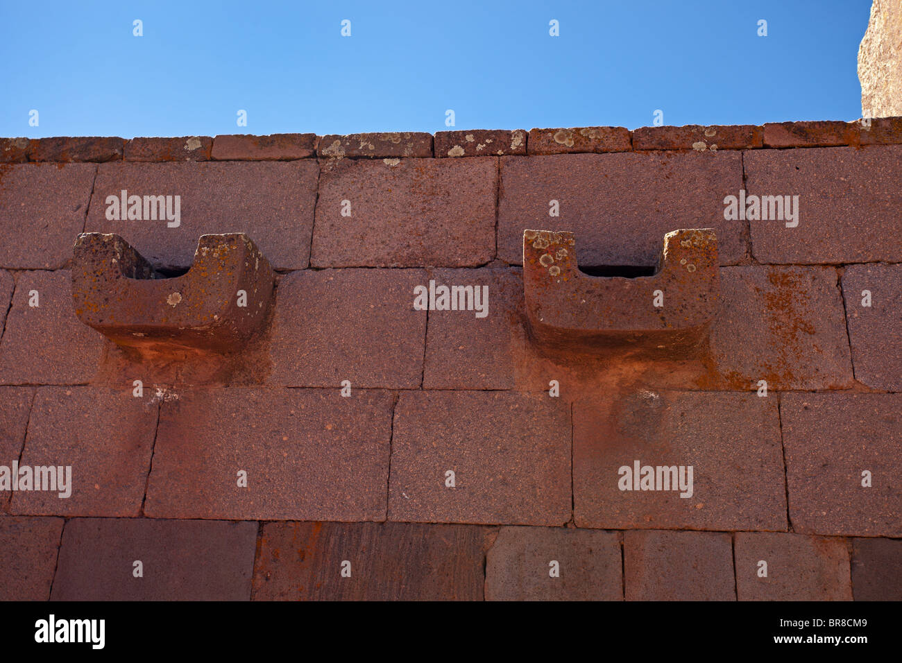 Tiwanaku Ruins: Kalasaya Temple Wall: Water Pipes Stock Photo - Alamy