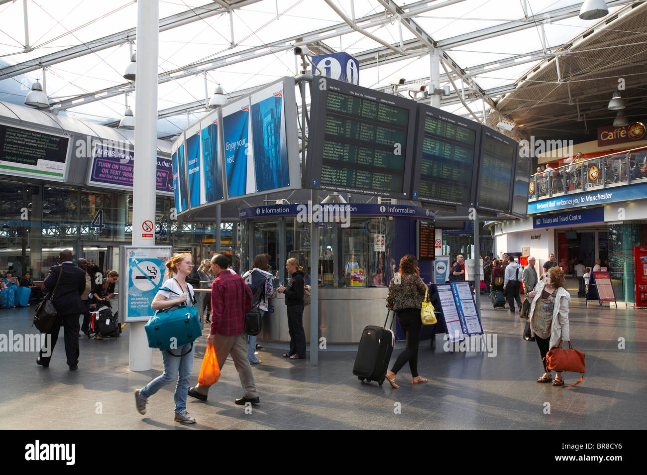Inside Piccadilly Railway station in Manchester UK Stock Photo - Alamy