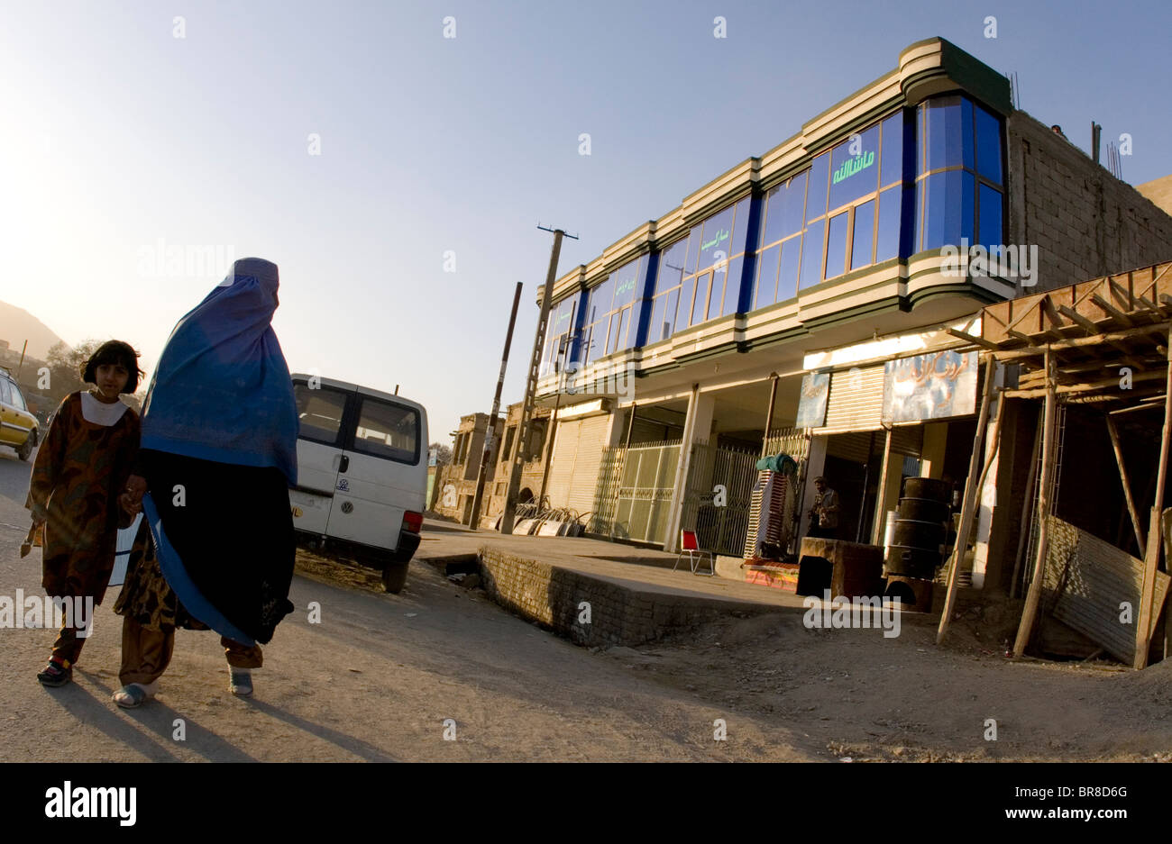 Afghan woman in burqa hi-res stock photography and images - Alamy