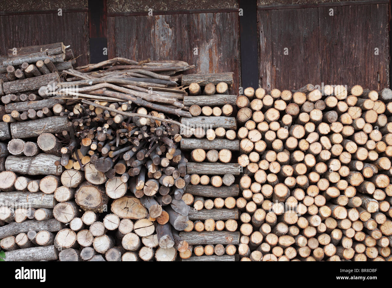 Stack of firewood Stock Photo - Alamy
