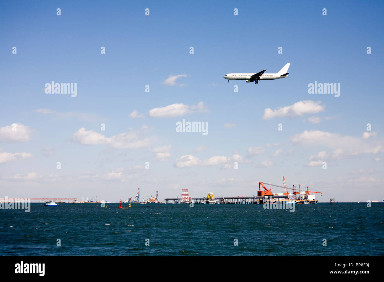 Commercial plane flying Stock Photo - Alamy