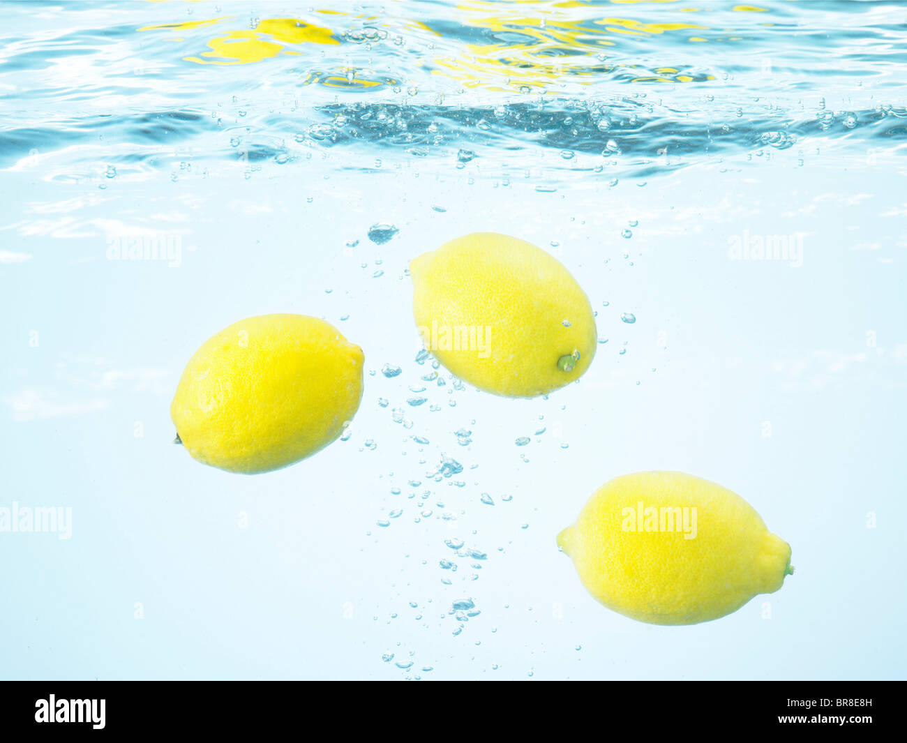 Lemon dropping into water hi-res stock photography and images - Alamy