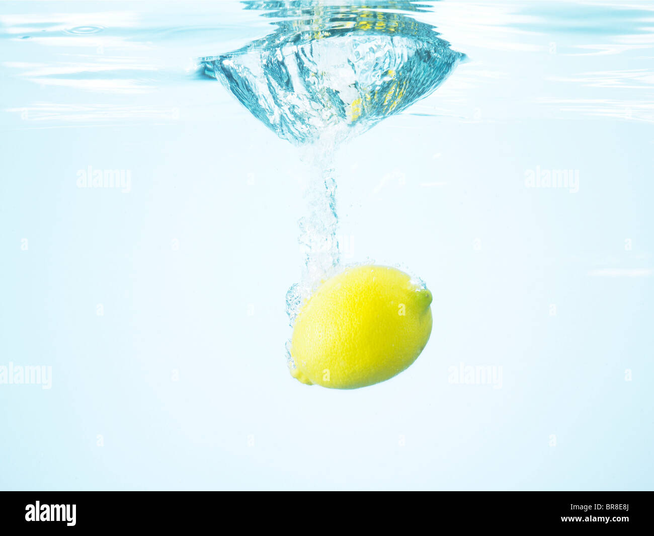 Lemon dropping into water hi-res stock photography and images - Alamy