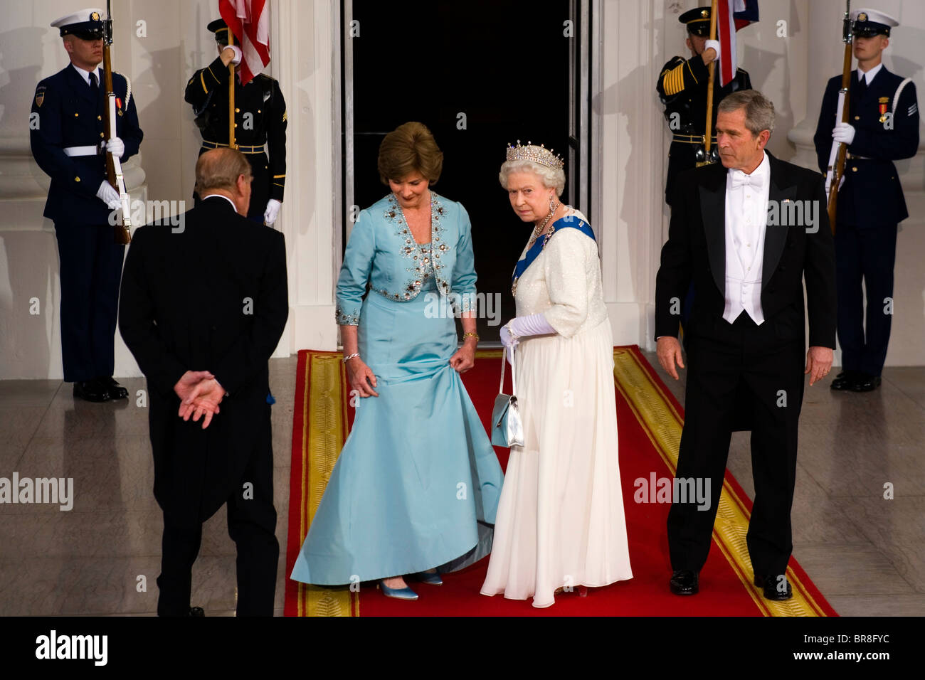 President and First Lady Bush pose with England's Queen Elizabeth II ...
