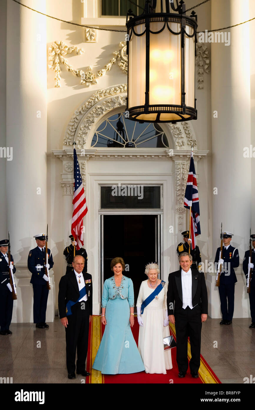 President and First Lady Bush pose with England's Queen Elizabeth II ...