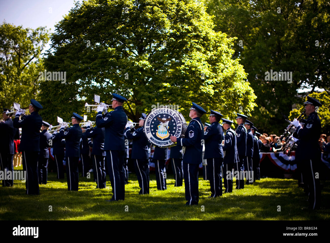 The scene on the White House south lawn as Queen Elizabeth II is ...