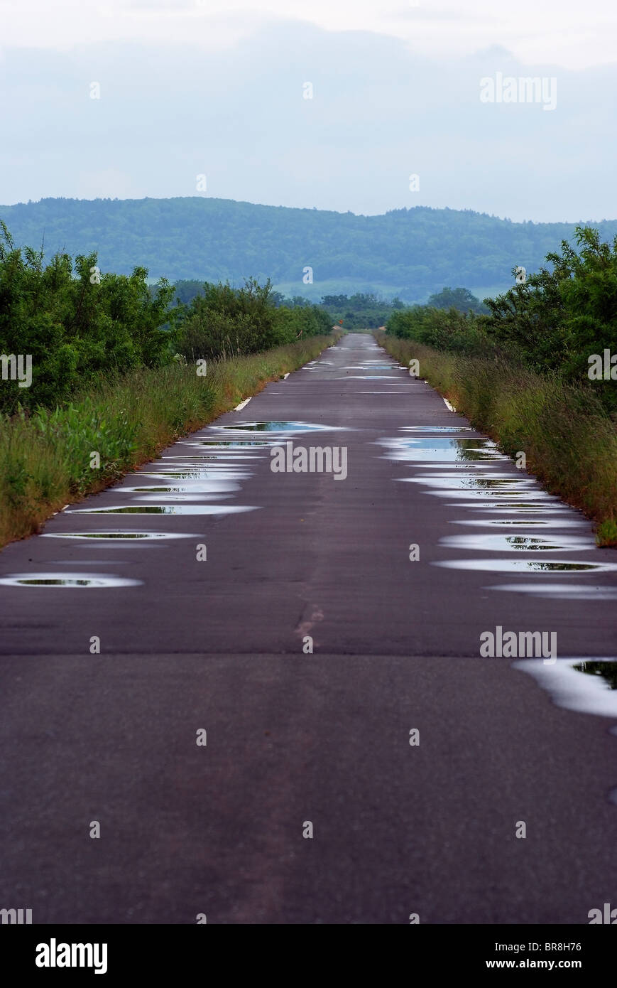 Road wet hi-res stock photography and images - Alamy