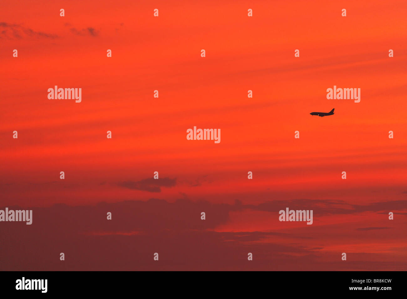 Airplane flying dusk hi-res stock photography and images - Alamy