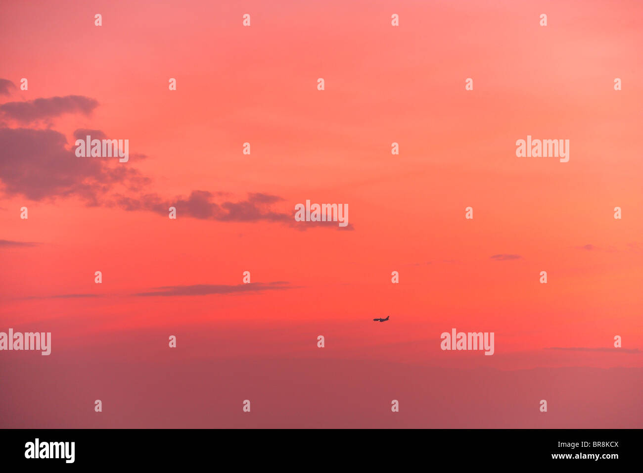 Airplane flying dusk hi-res stock photography and images - Alamy