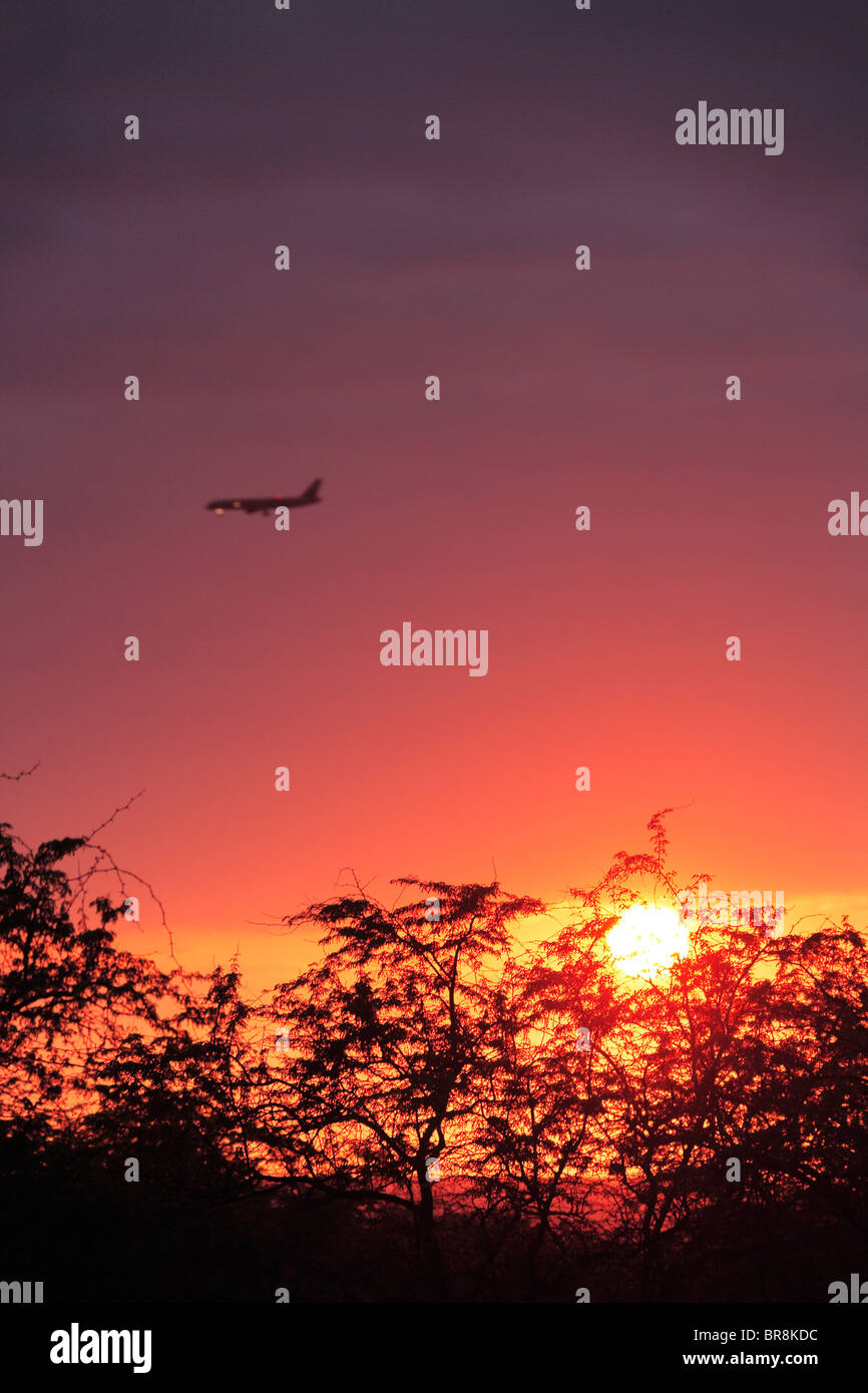 Airplane flying dusk hi-res stock photography and images - Alamy