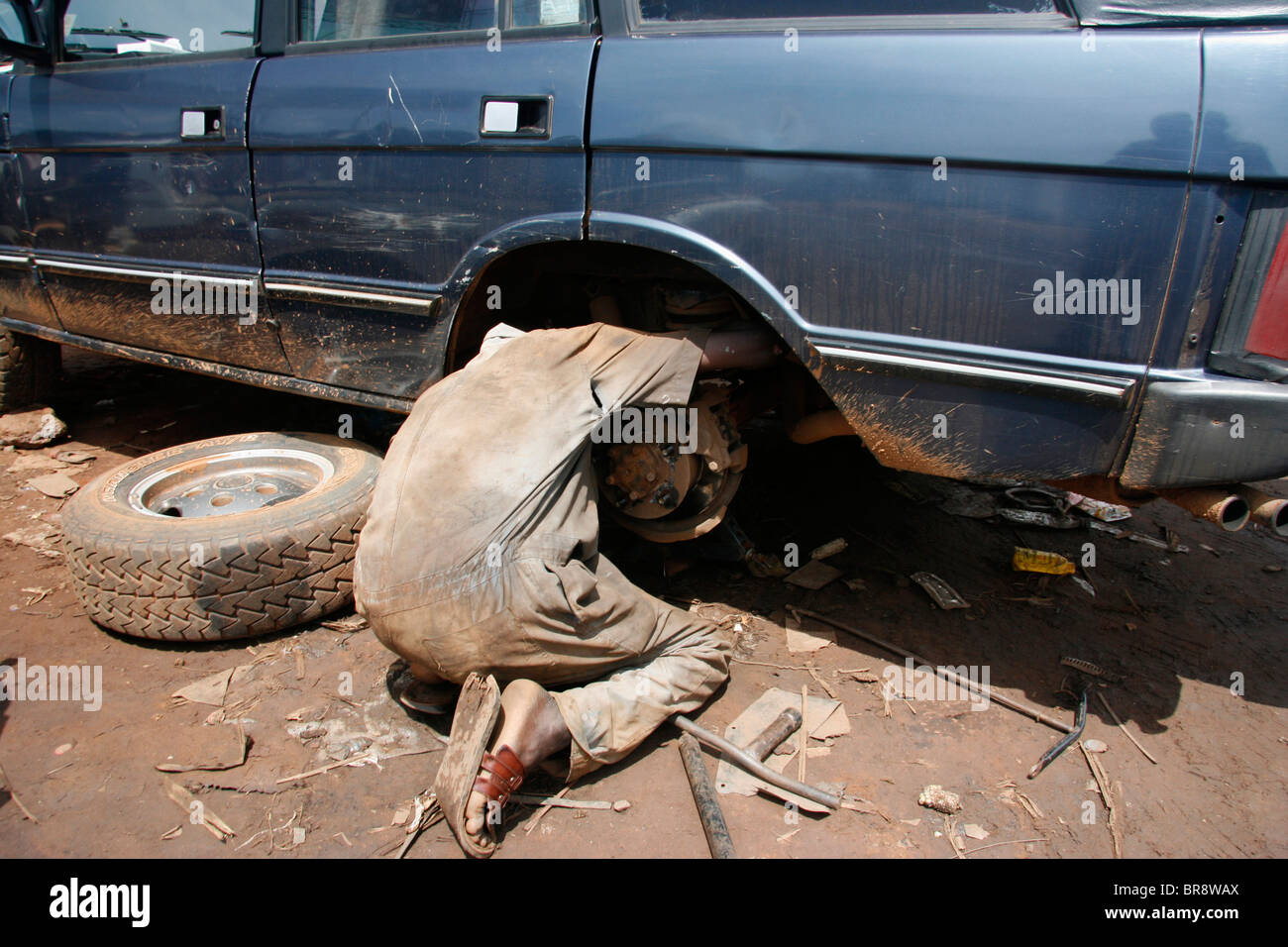 Mechanic roadside repair hi-res stock photography and images - Alamy