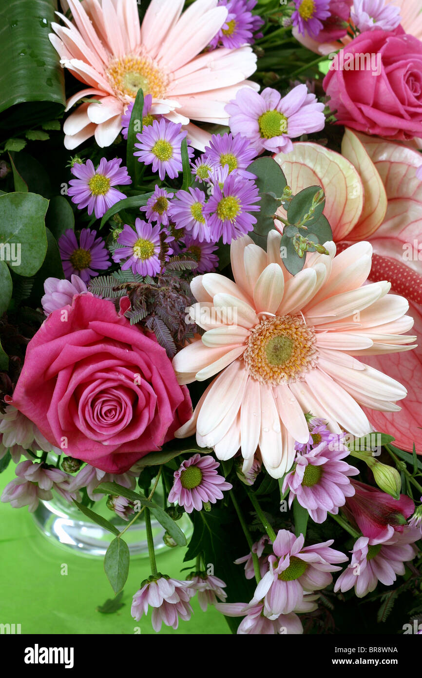 Colourful bunch of flowers hi-res stock photography and images - Alamy