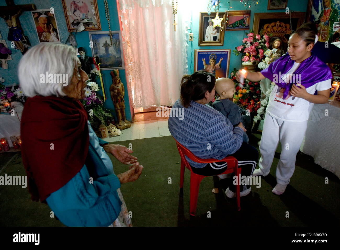 A faith healer performs a healing in her home in Paradon Mexico Stock ...