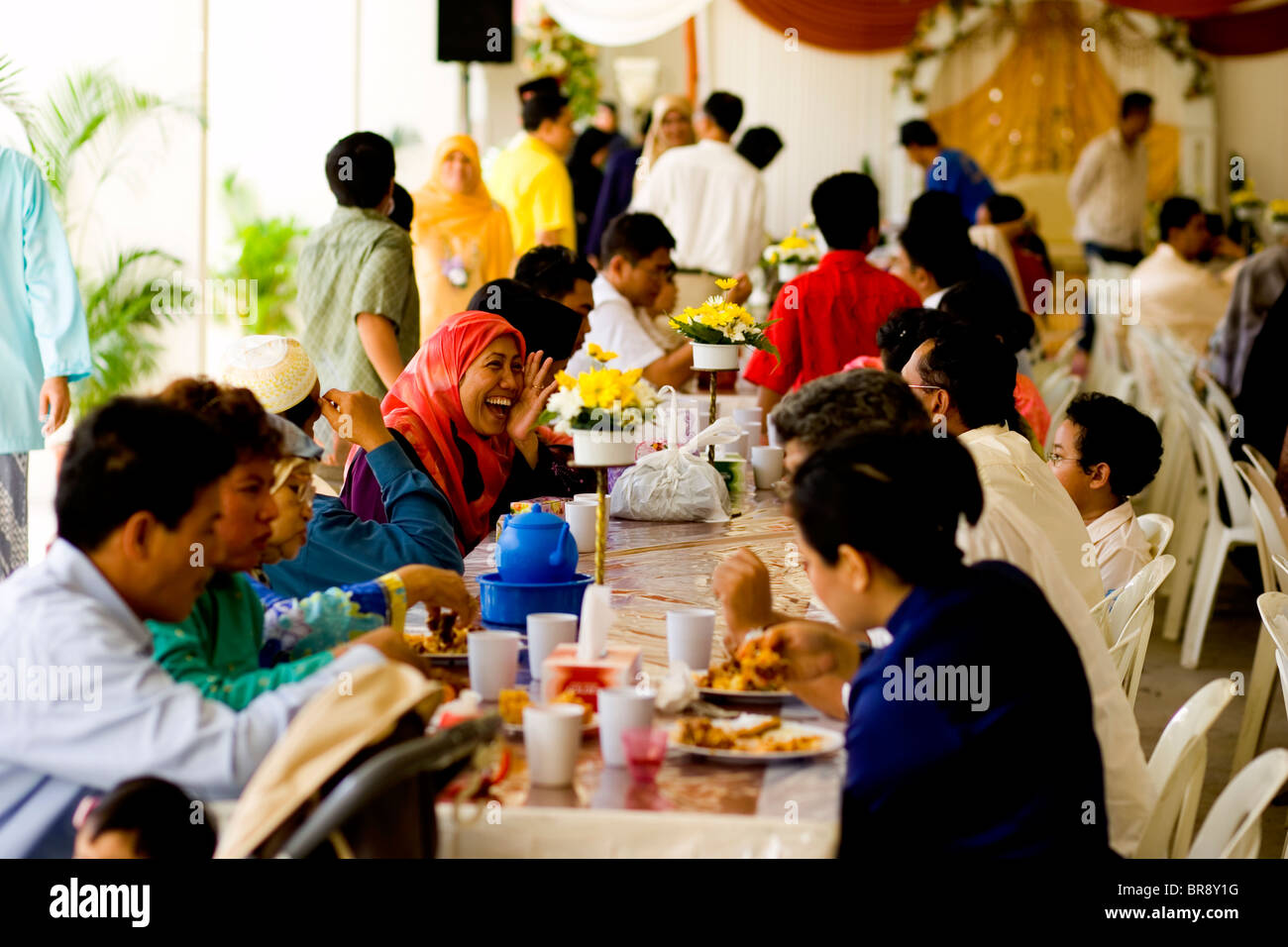 Guests eat dinner at a wedding in Singapore Stock Photo - Alamy