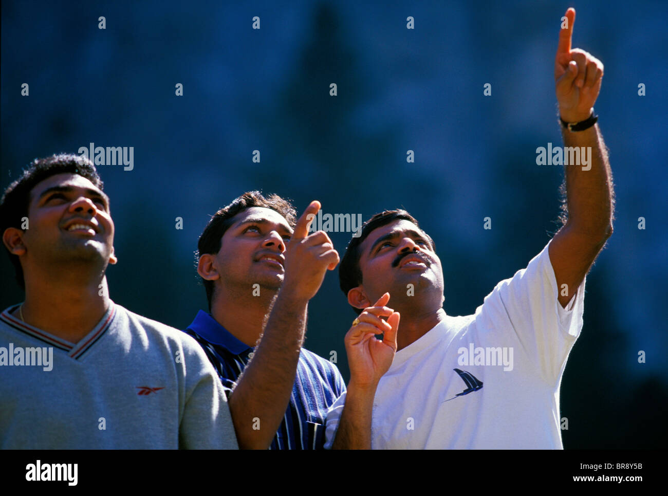 People looking up and pointing Stock Photo - Alamy