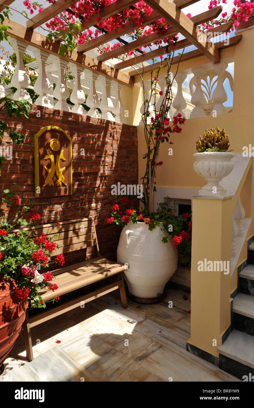 Sunny courtyard on the Greek island of Santorini in the Cyclades Stock ...