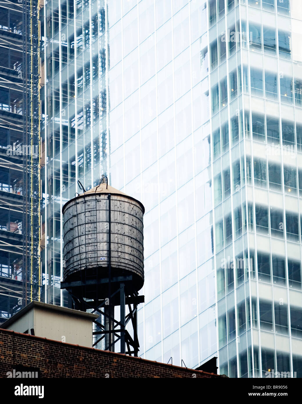 Wooden water storage tank and office building Manhattan NYC Stock Photo ...