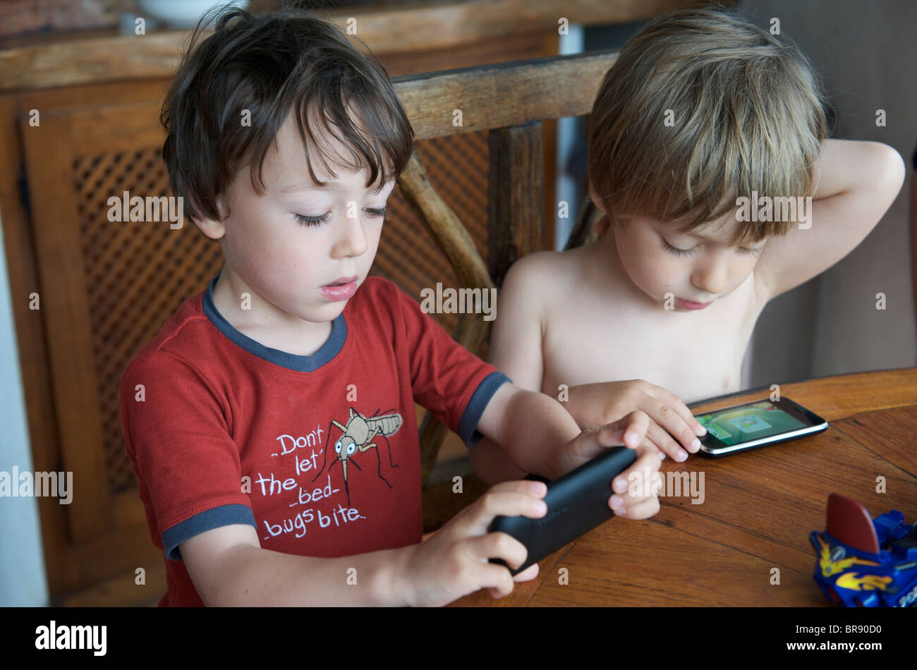 Children playing iphones hi-res stock photography and images - Alamy