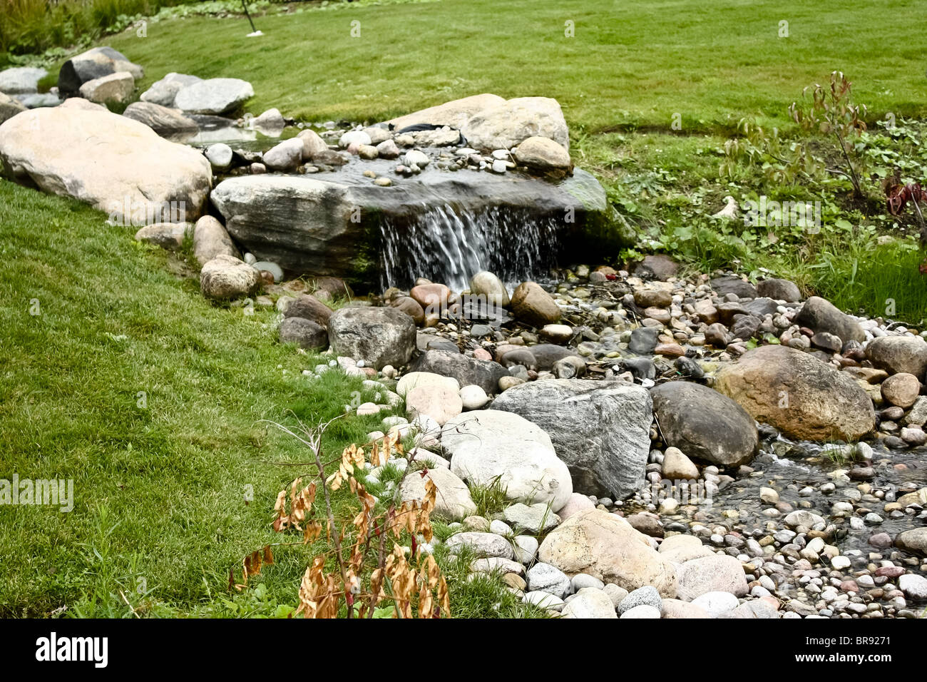 rock running water grass Stock Photo - Alamy