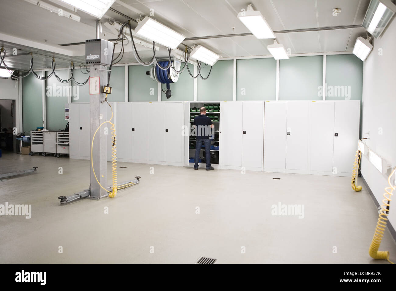 Hi technology cleaning hi-res stock photography and images - Alamy