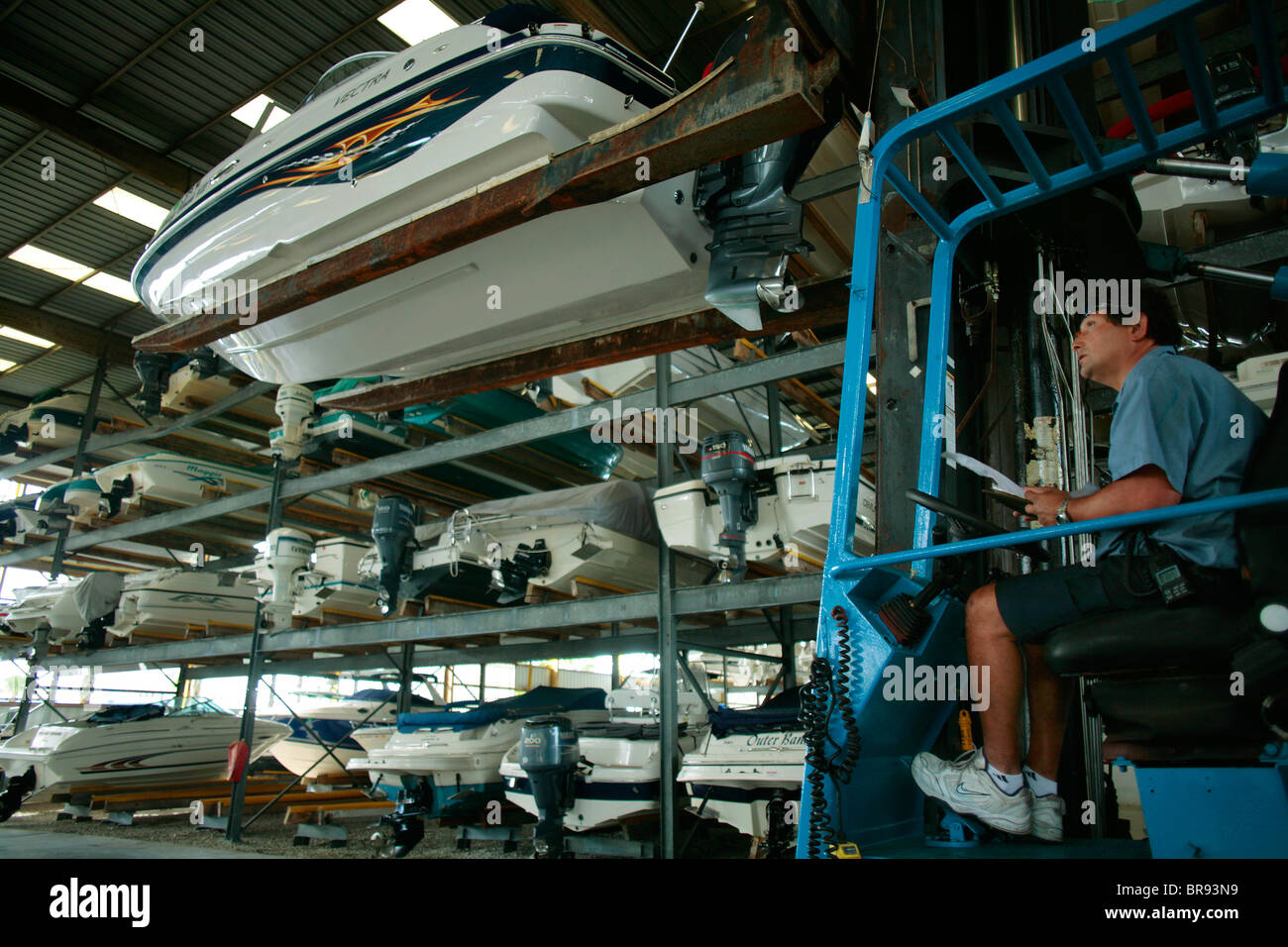 Moving a boat hi-res stock photography and images - Alamy