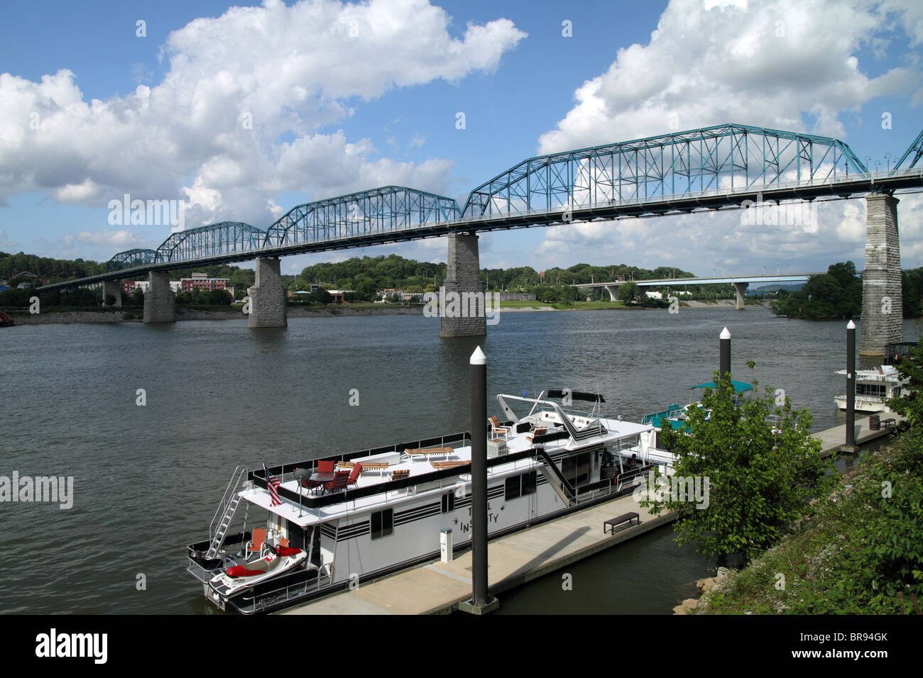 Walnut street pedestrian bridge hi-res stock photography and images - Alamy