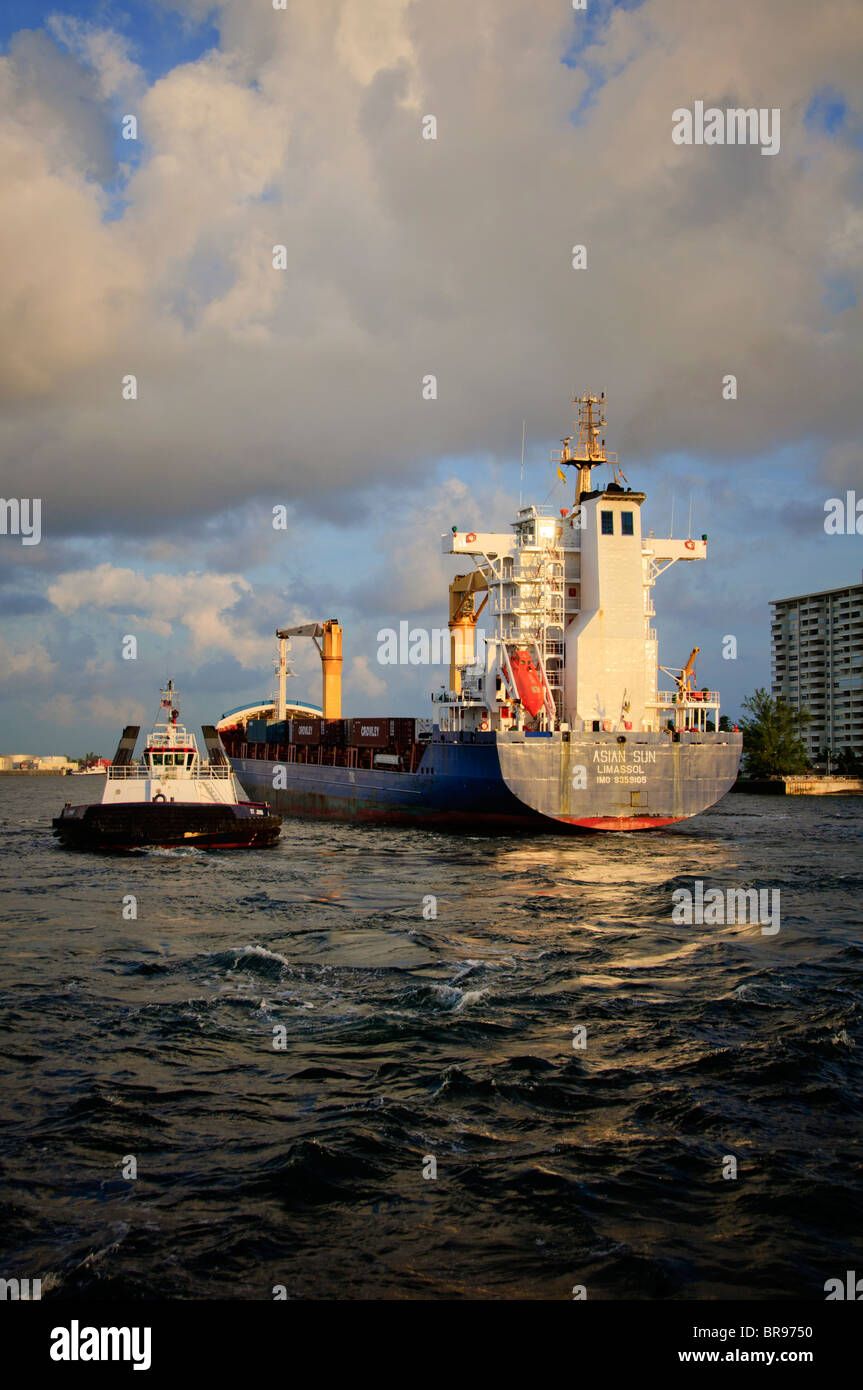 Port Everglades, Florida, USA. Seabulk Towing's SDM, St. Johns ...