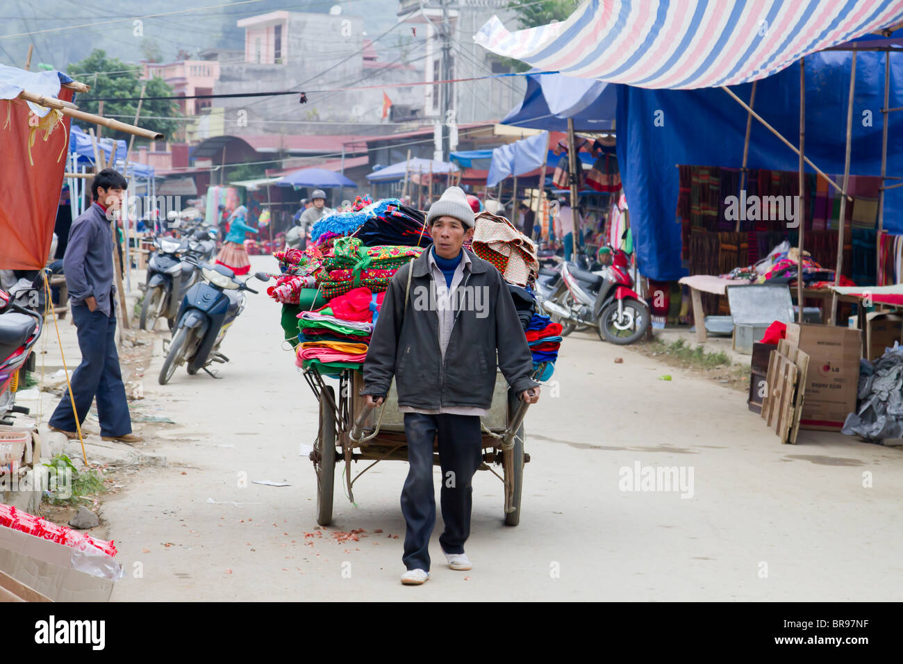 Man pulling cart hi-res stock photography and images - Alamy