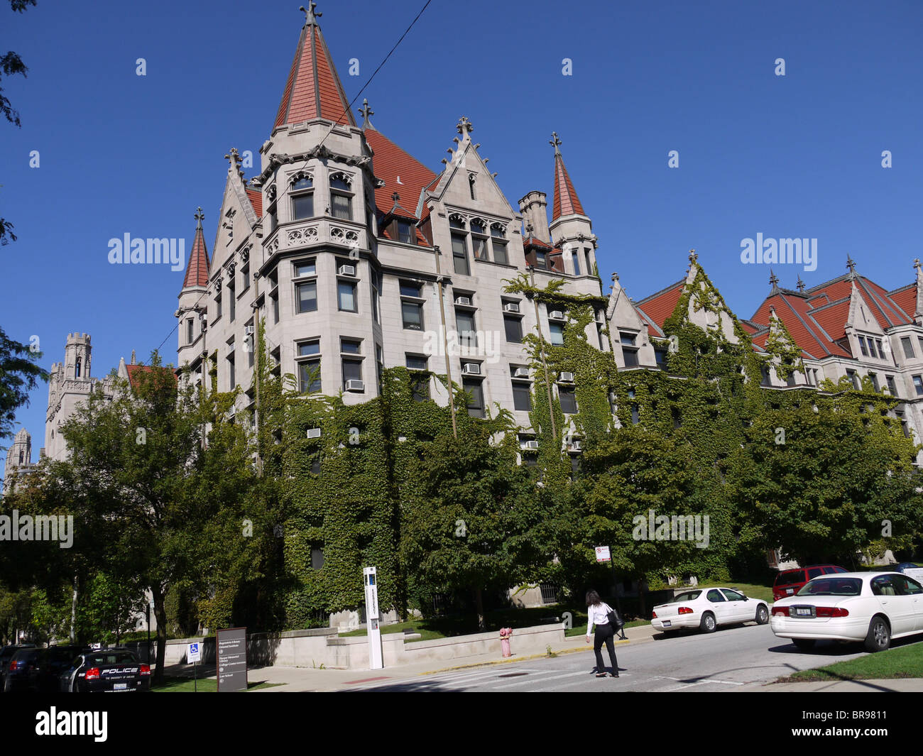 University chicago gothic building exterior hi-res stock photography ...