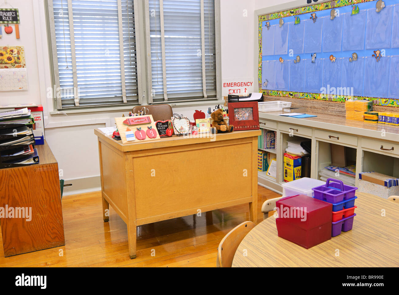 Primary school classroom teacher hi-res stock photography and images ...