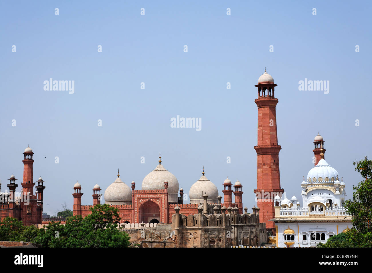 Badshahi mosque and the Baradi Sikh temple, Lahore, Punjab, Pakistan ...
