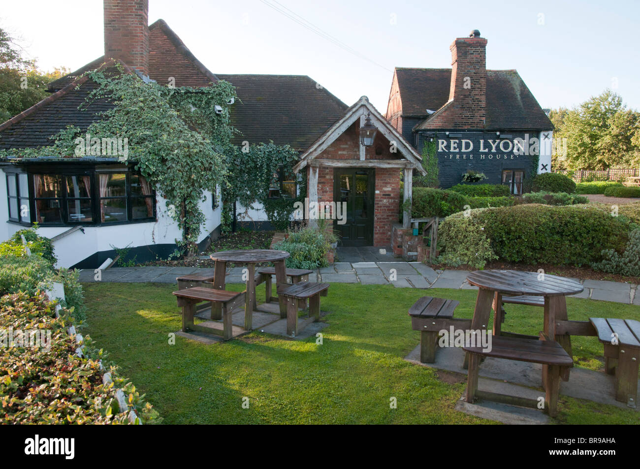Red Lyon Pub and Restaurant, Hurley, Berkshire, UK Stock Photo - Alamy