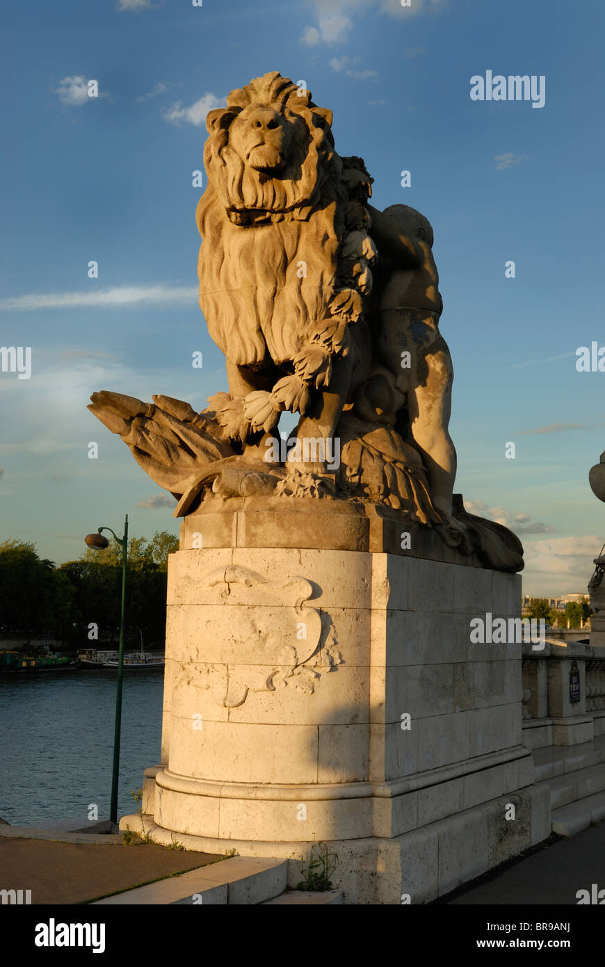 Lion statue paris hi-res stock photography and images - Alamy