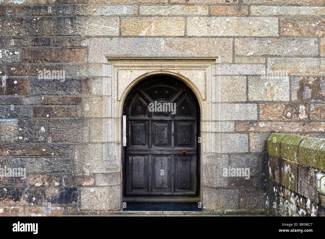 Door stone castle hi-res stock photography and images - Alamy
