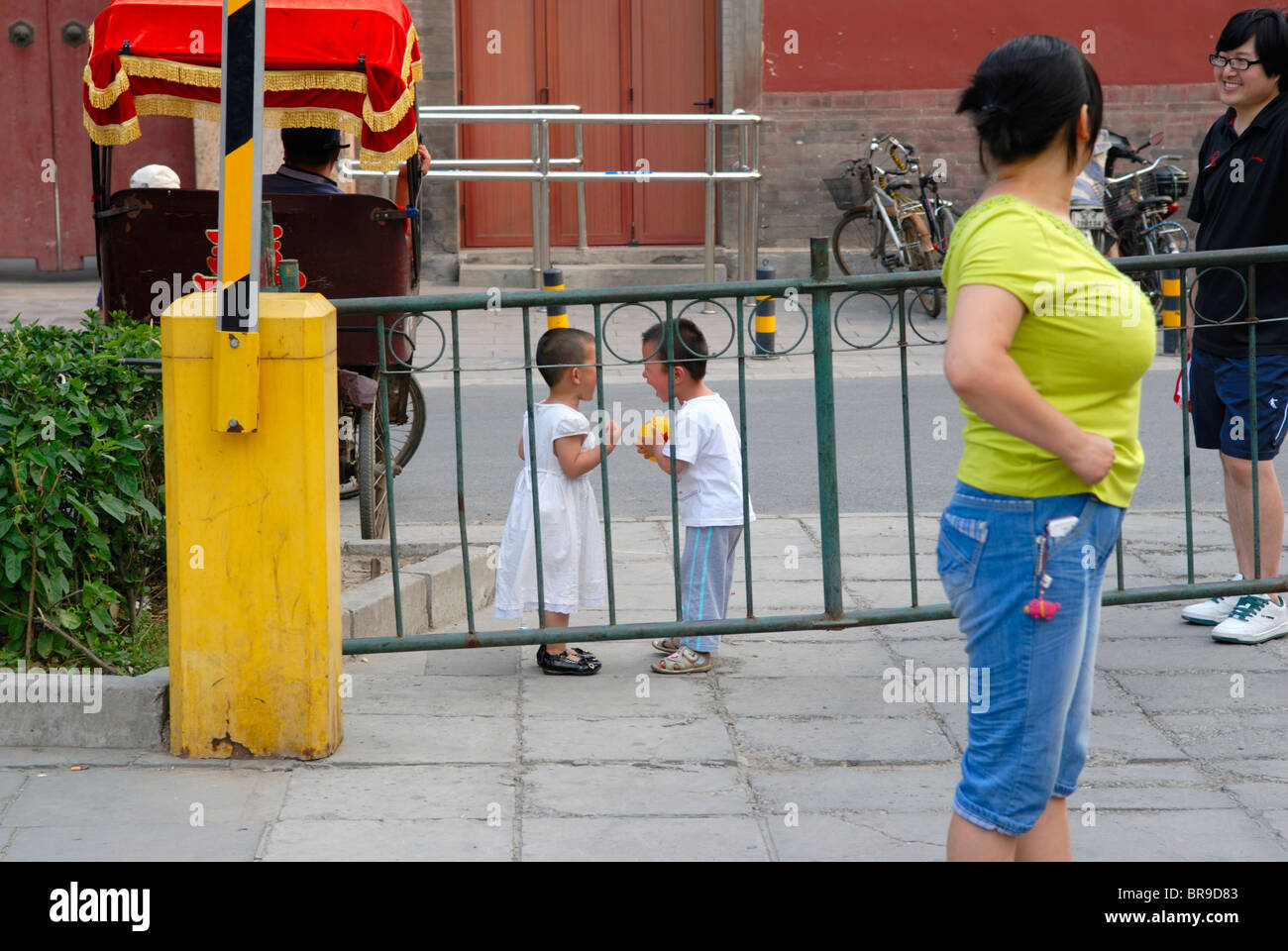 KIDS ARGUING OVER A BALL - SIBLING RIVALRY Stock Photo - Alamy