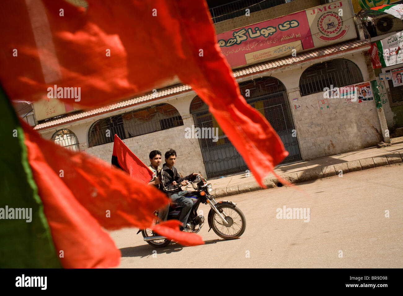 Karachi street hi-res stock photography and images - Alamy