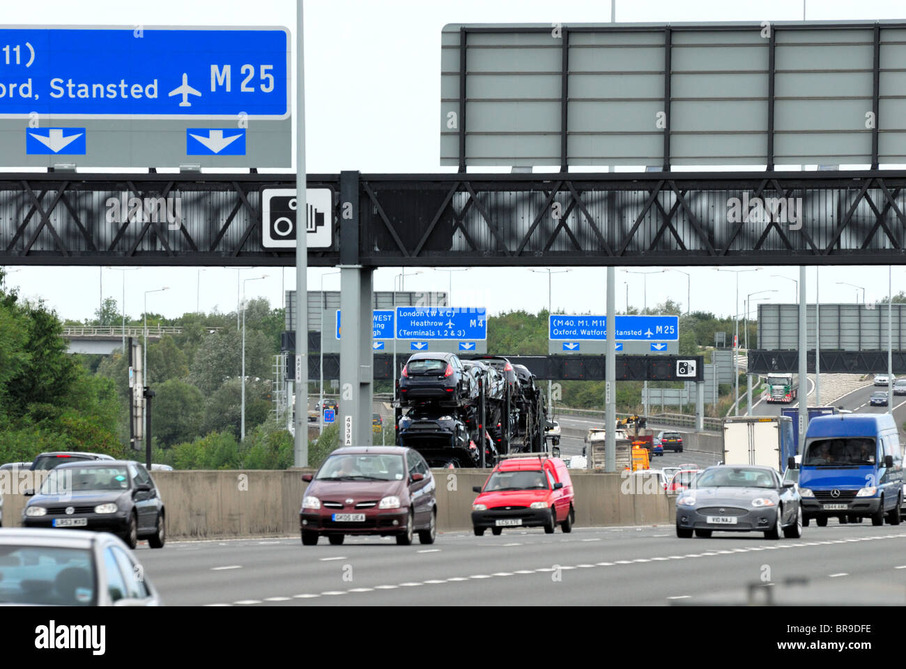 Busy M25 motorway near Heathrow airport ,Great Britain Stock Photo - Alamy