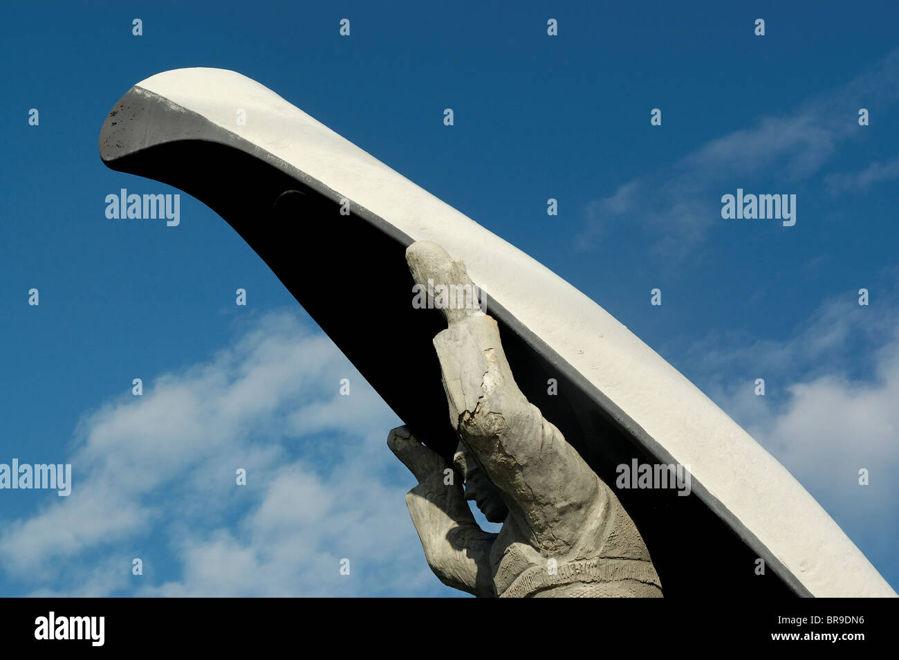 Statue of a man carrying a traditional canoe Stock Photo - Alamy