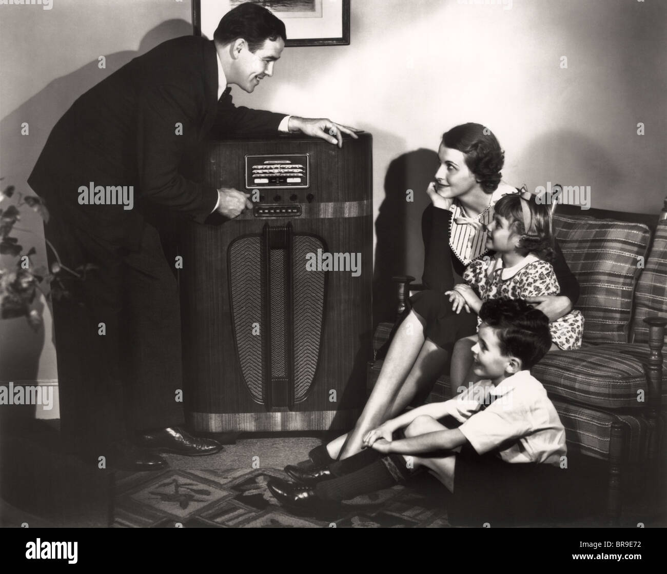 Family listen radio 1930's High Resolution Stock Photography and Images ...