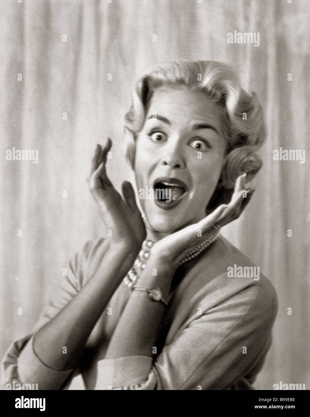 Woman screaming retro hi-res stock photography and images - Alamy