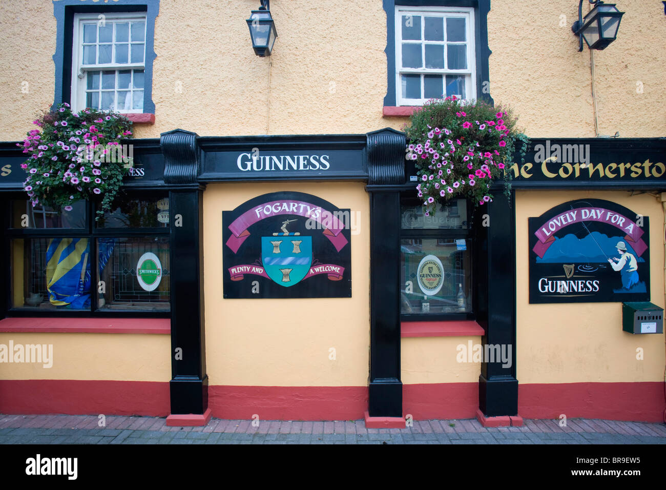 Ireland, Golden. Exterior of Fogarty's pub Stock Photo - Alamy