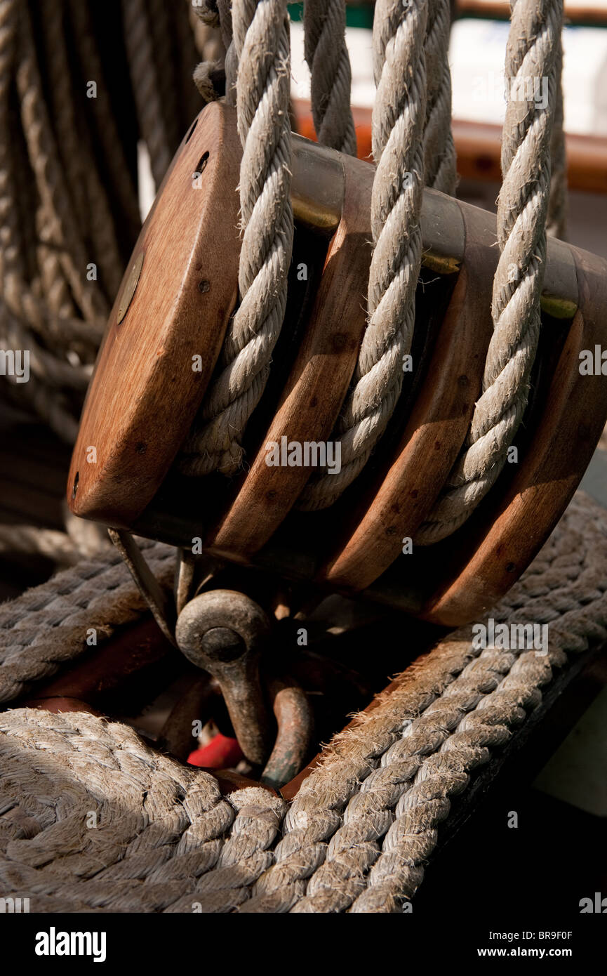 Rigging aboard the historic tall ship "Zodiac" sailing in the San Juan ...