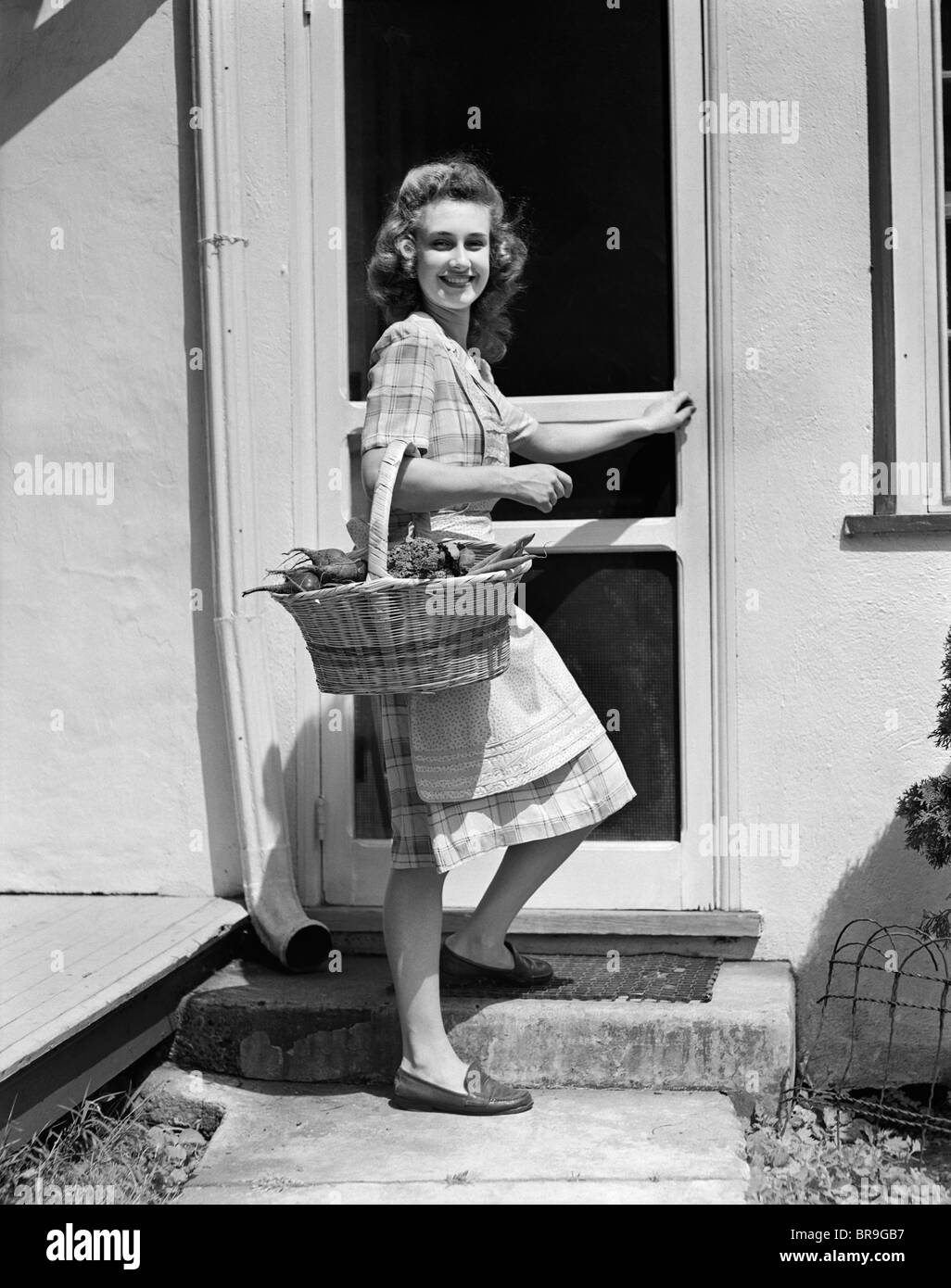 1940s farm woman hi-res stock photography and images - Alamy