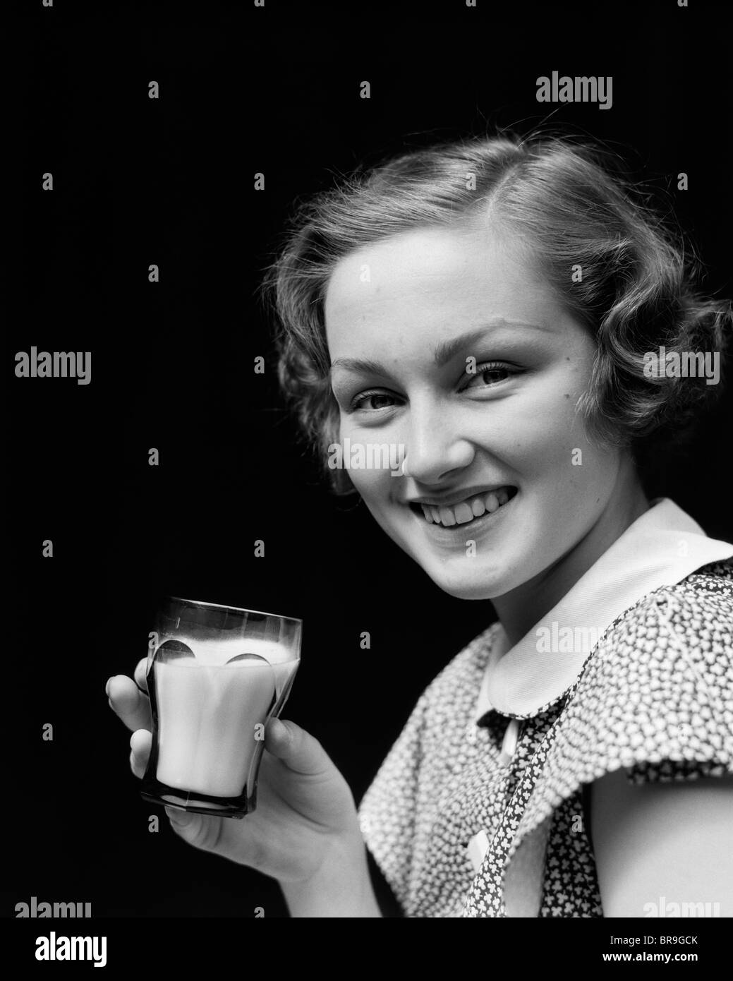 1930s women holding hands hi-res stock photography and images - Alamy