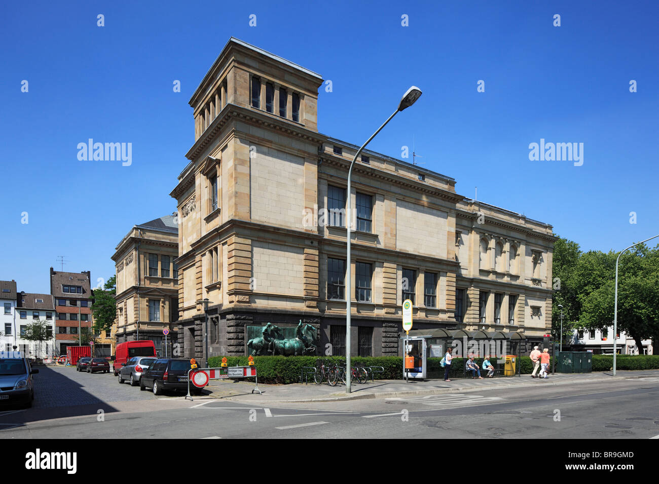 Kaiser-Wilhelm-Museum am Karlsplatz in Krefeld, Rhein, Niederrhein ...