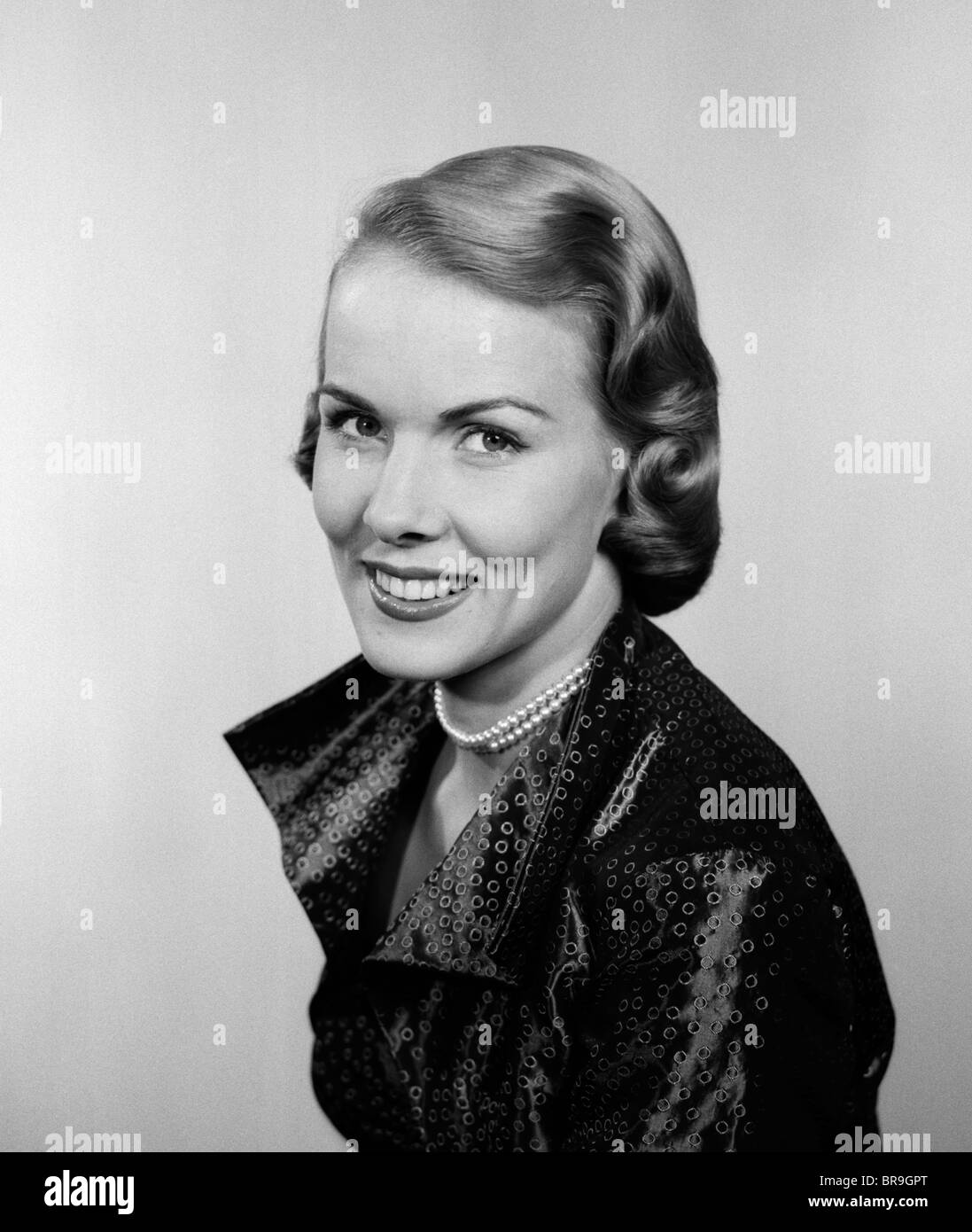 1950s SMILING WOMAN PORTRAIT WEARING PEARLS LOOKING AT CAMERA Stock ...