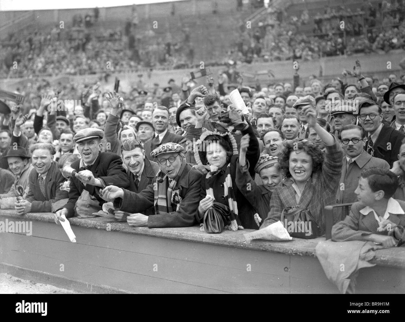 Football crowd 1950s hi-res stock photography and images - Alamy