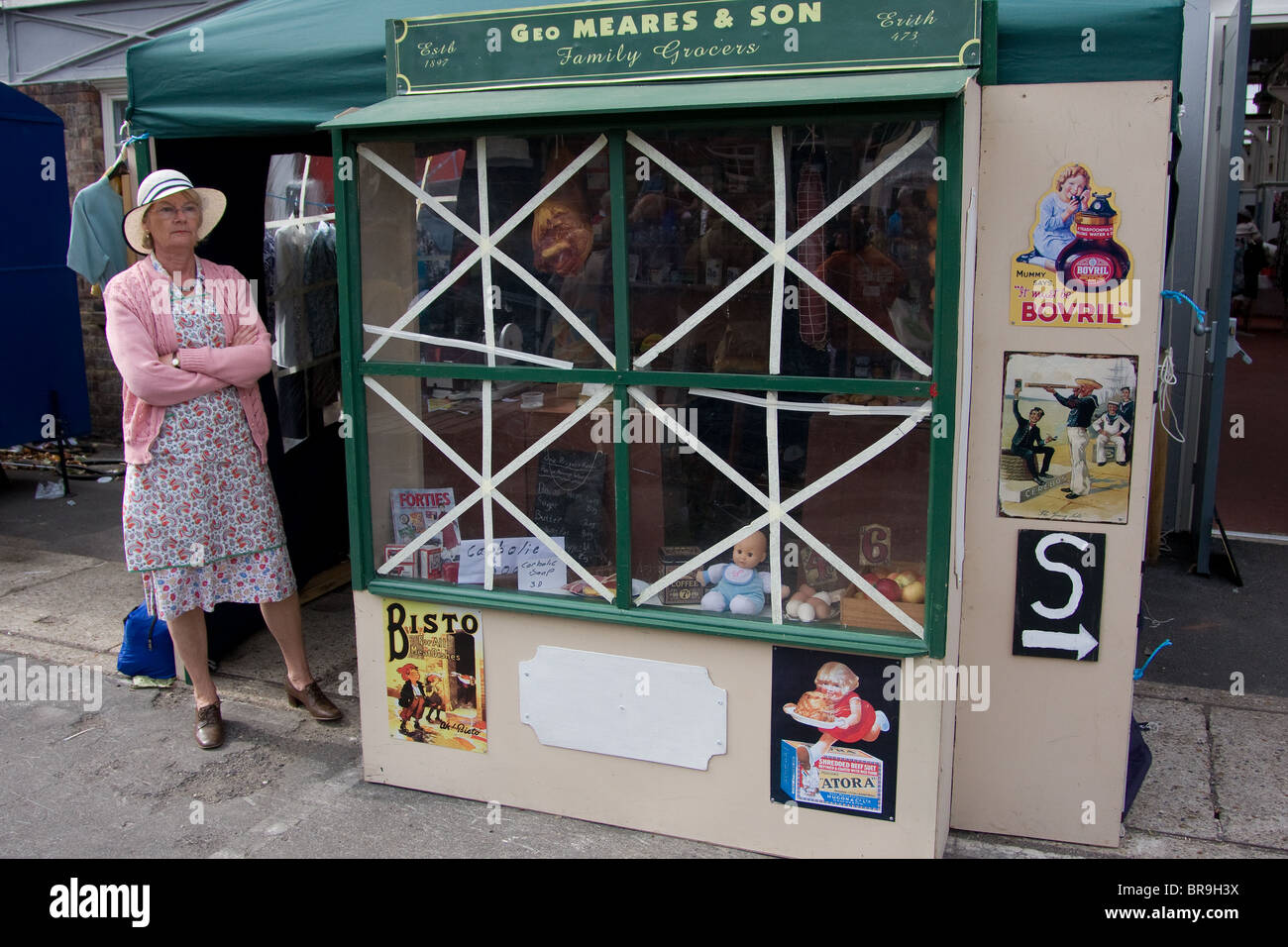 Shop front 1940s hi-res stock photography and images - Alamy