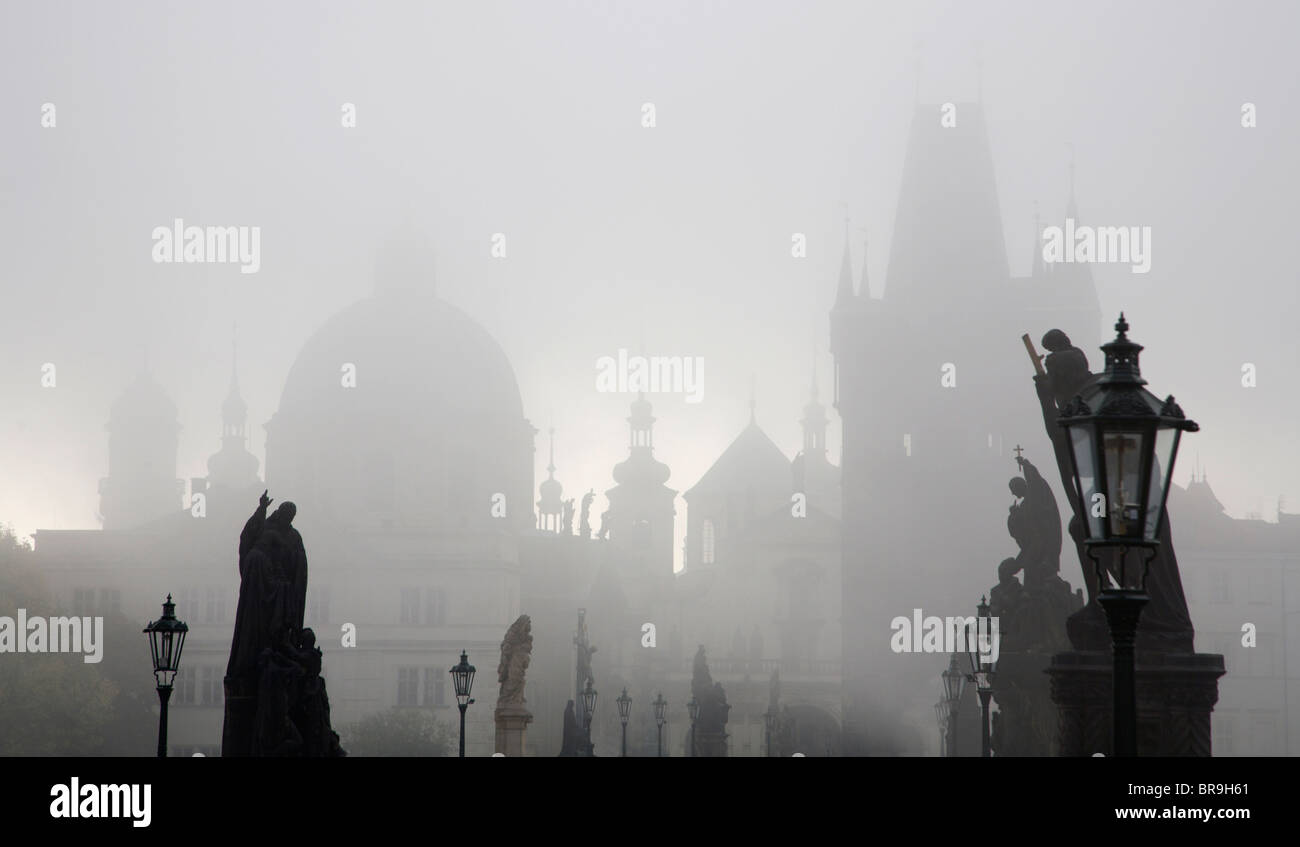 Charles bridge prague fog hi-res stock photography and images - Alamy