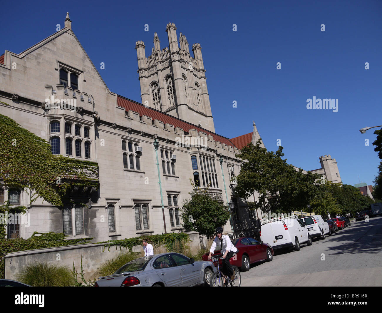 University chicago gothic building exterior hi-res stock photography ...